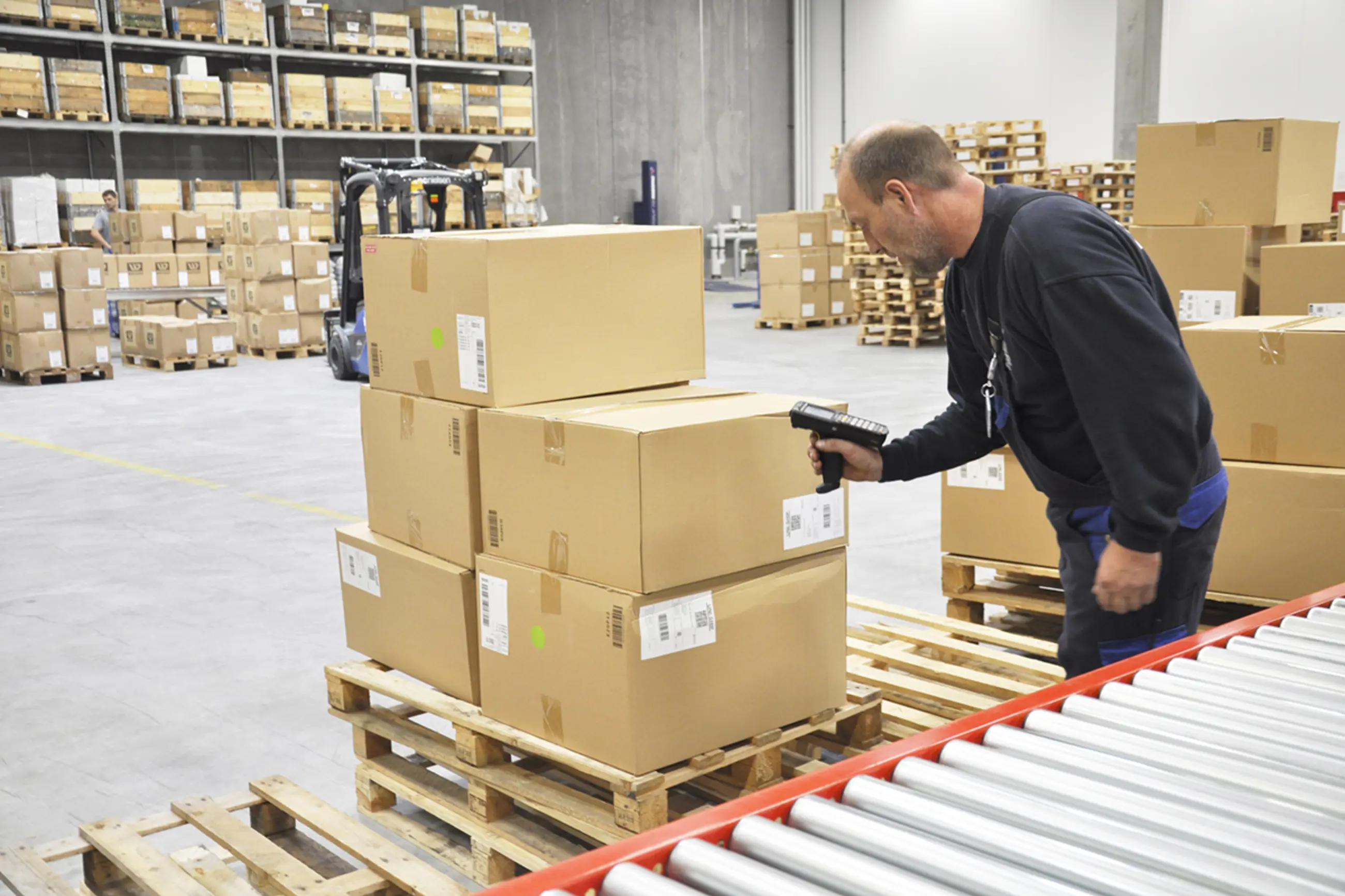 Global logistics and transport based on in-house competences